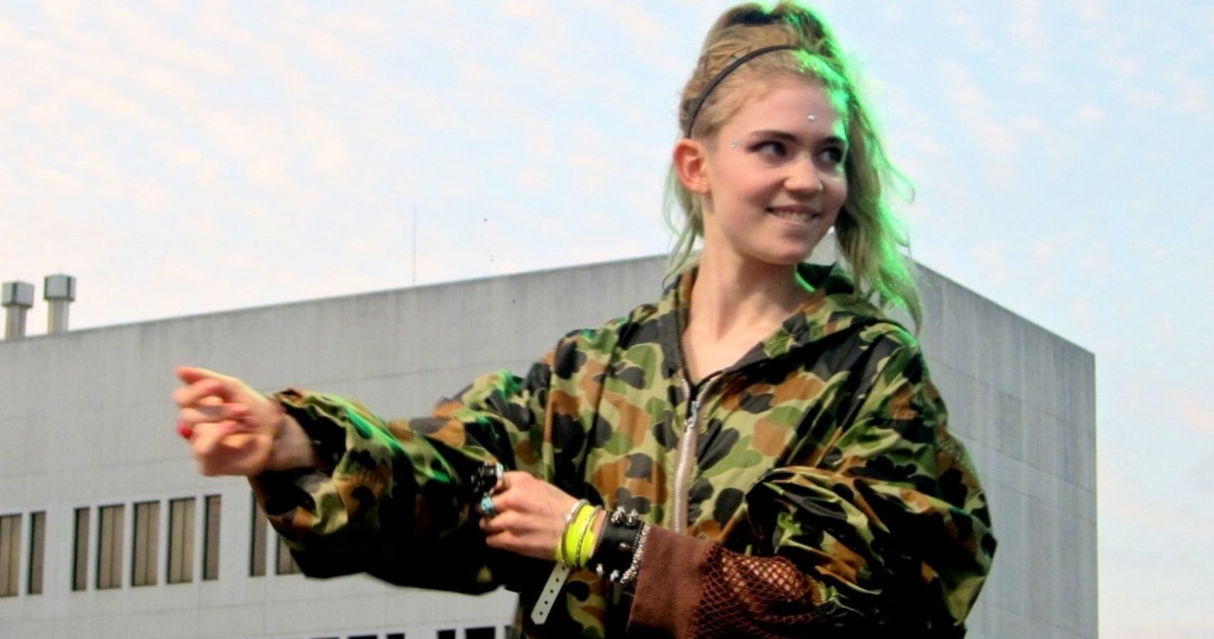 Singer Grimes Gives Up Vegan Diet After 20 Years For Pregnancy